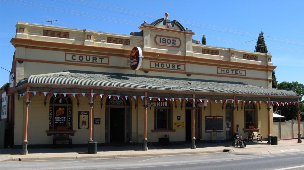 Howlong, thriving town is located around the Murray River